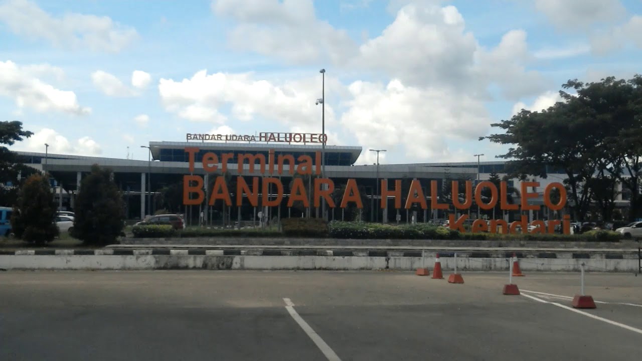 Bandara Halouleo Kendari...Asri Dan sejuk.! - YouTube
