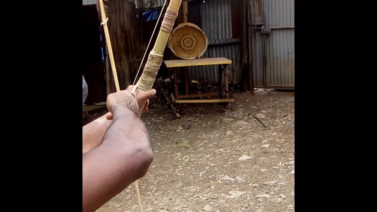How to make a bamboo Bow /ከቀርቀሃ እንጨት ቀስት እንዴት ይሠራል - YouTube