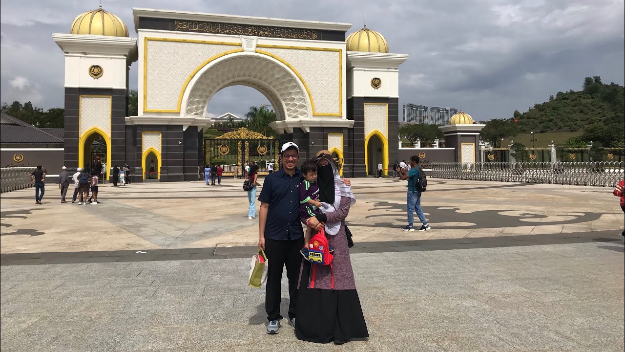 Ronda ronda KL Hop On Hop Off birthday treat Najmi - YouTube