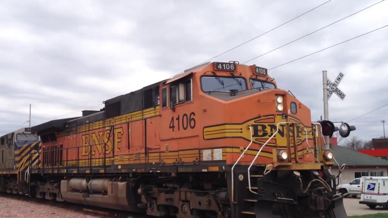 W 19th Street railroad crossing, BNSF 4106 and Citirail 1425, Sioux City, IA - YouTube