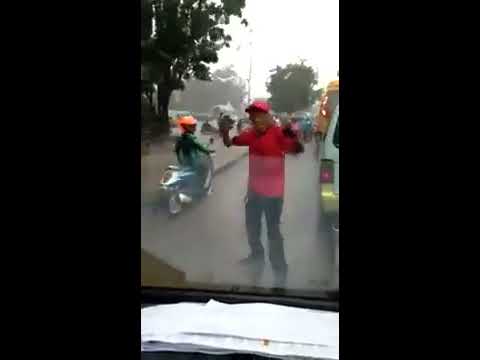 Orang Gila Ngamuk Dijalan Raya
