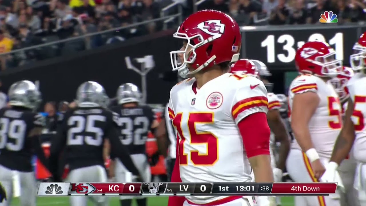Patrick Mahomes throws left-handed vs. Raiders - YouTube