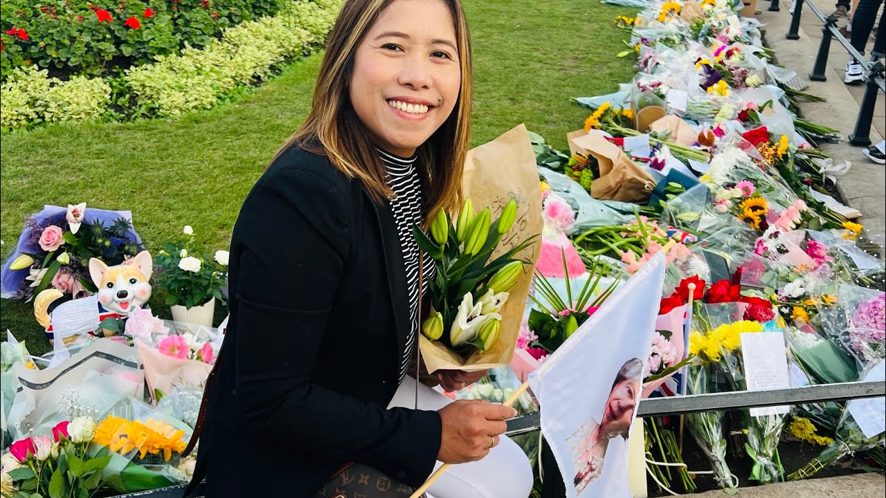 Offer a Flower 🌸 for our Queen Elizabeth ️ ️ ️Grabe ang daming Tao ...