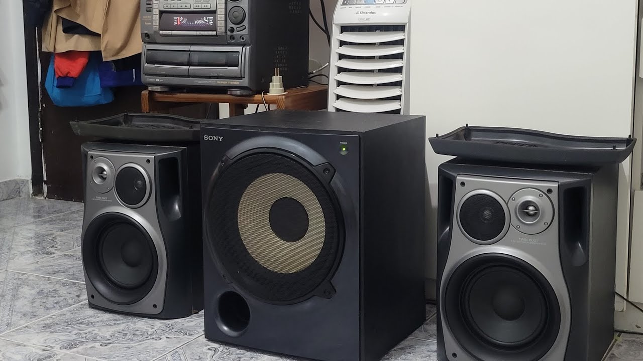 Aiwa f12 LH tocando volt mix com o sub do sony muteki - YouTube