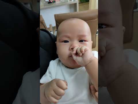 Anak bayi nangis disuntik 😭😭