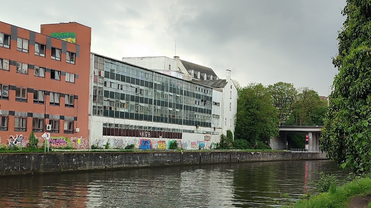 Amarrage de péniche sur la rivière l'Escaut. - YouTube