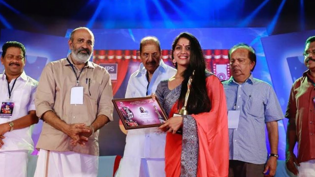 Seetha | Serial Actress| Swasika | receives Best Actress award Flowers ...