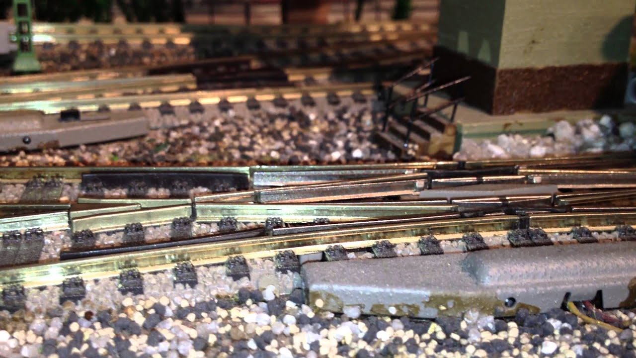 Roco BR10 002 entgleist im Herzstück - YouTube