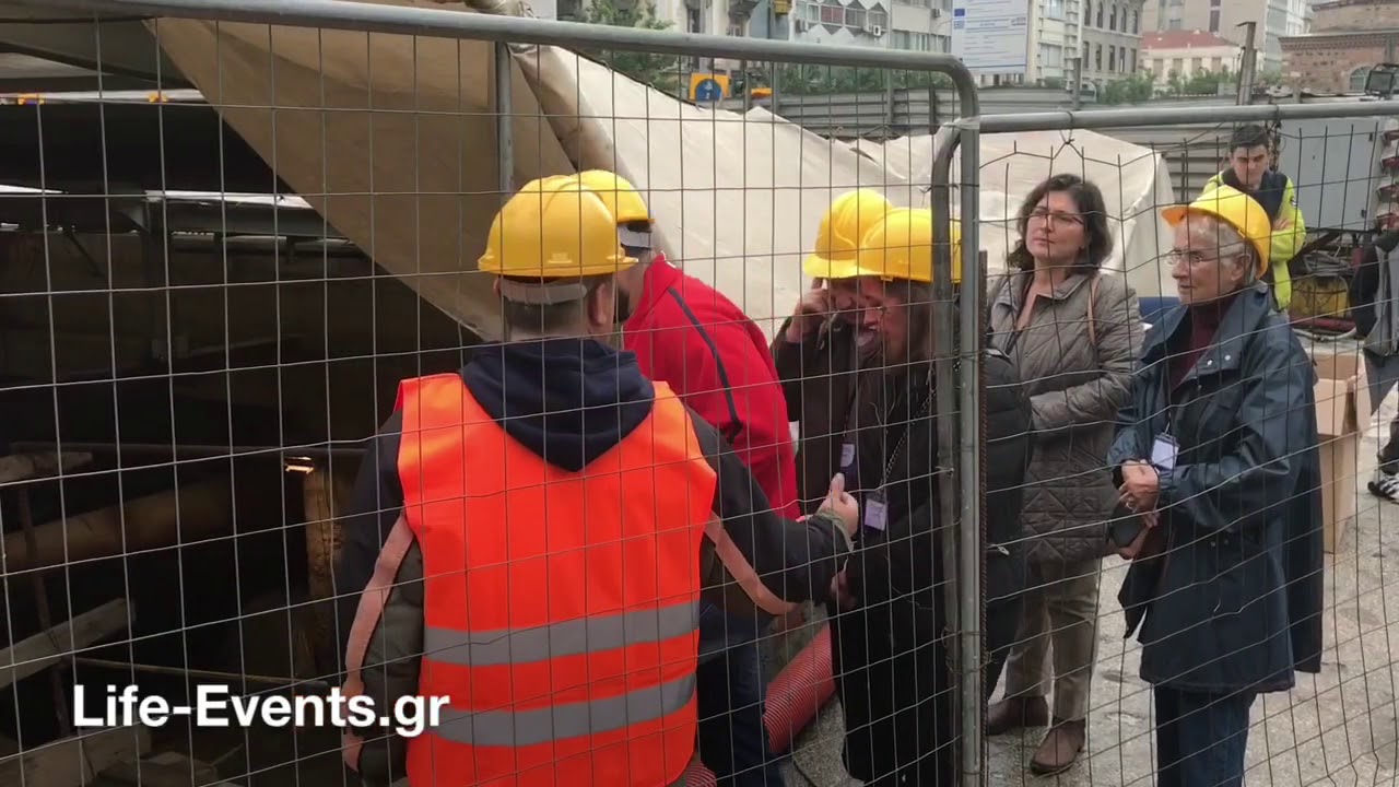 Πολίτες ξεναγούνται στα αρχαία του Μετρό στη Βενιζέλου - YouTube