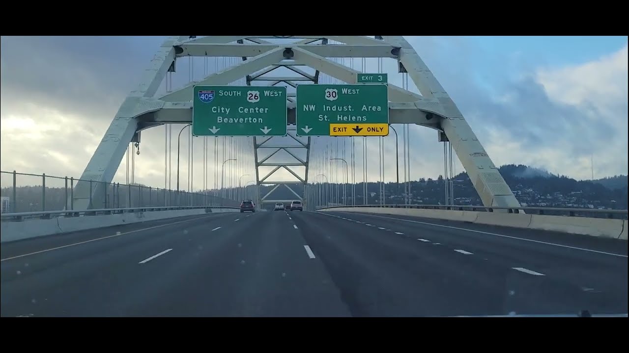 Downtown Portland Oregon, bridge on 405 . Puente 405, en el centro de ...