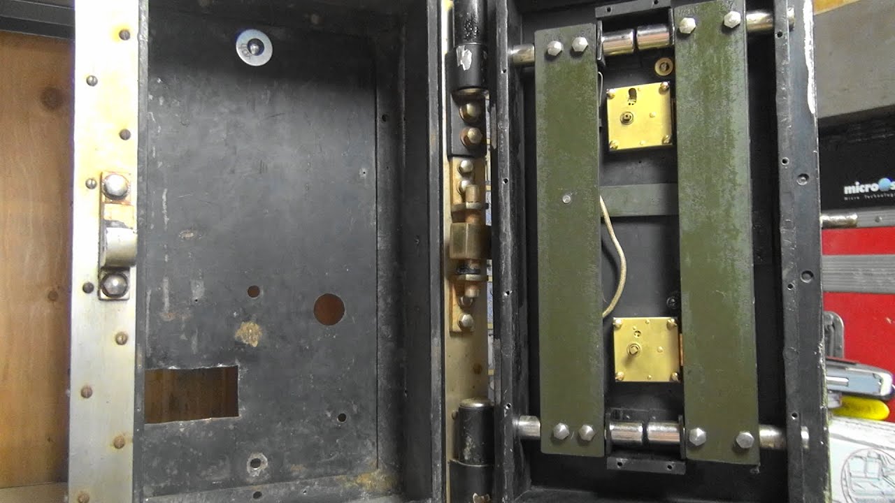 Detailed look at my "Bank Vault" mini Safe - YouTube