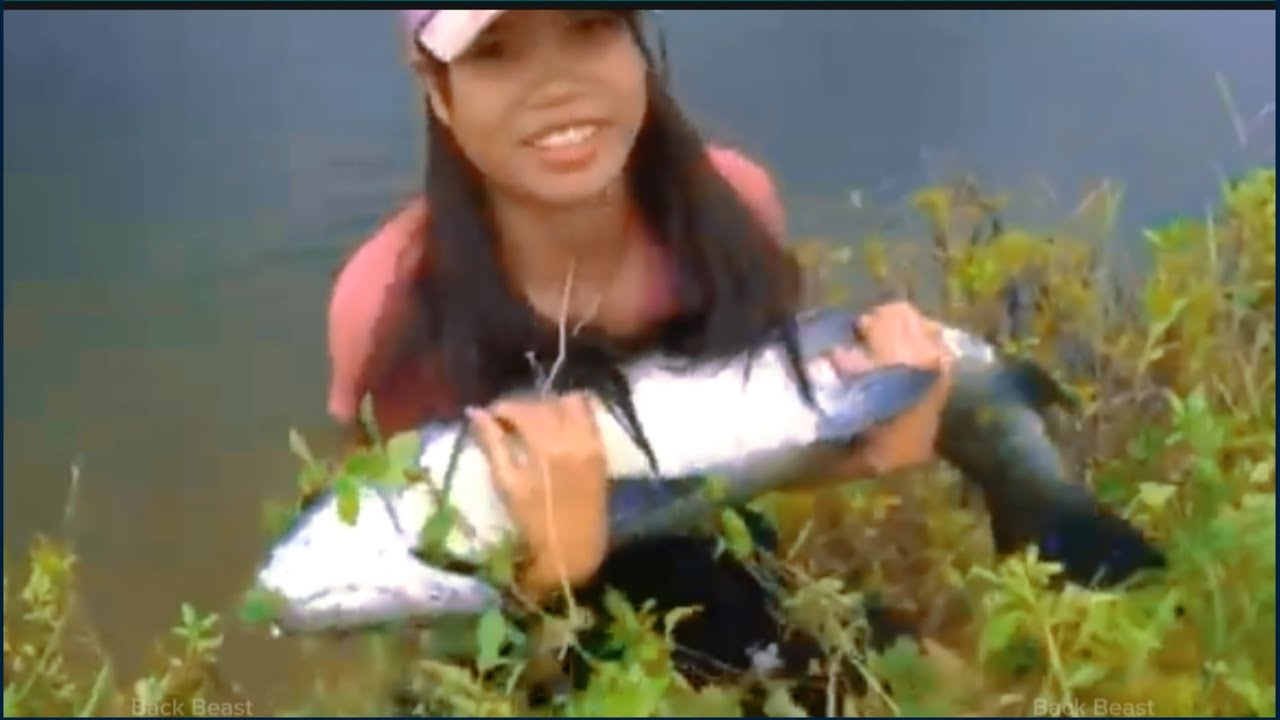 Fishing Skills - An Orphan Single Girl Caught a Catfish Weighing 25kg ...