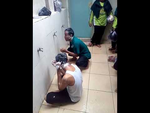 Akademi mandi basah terekam kamera