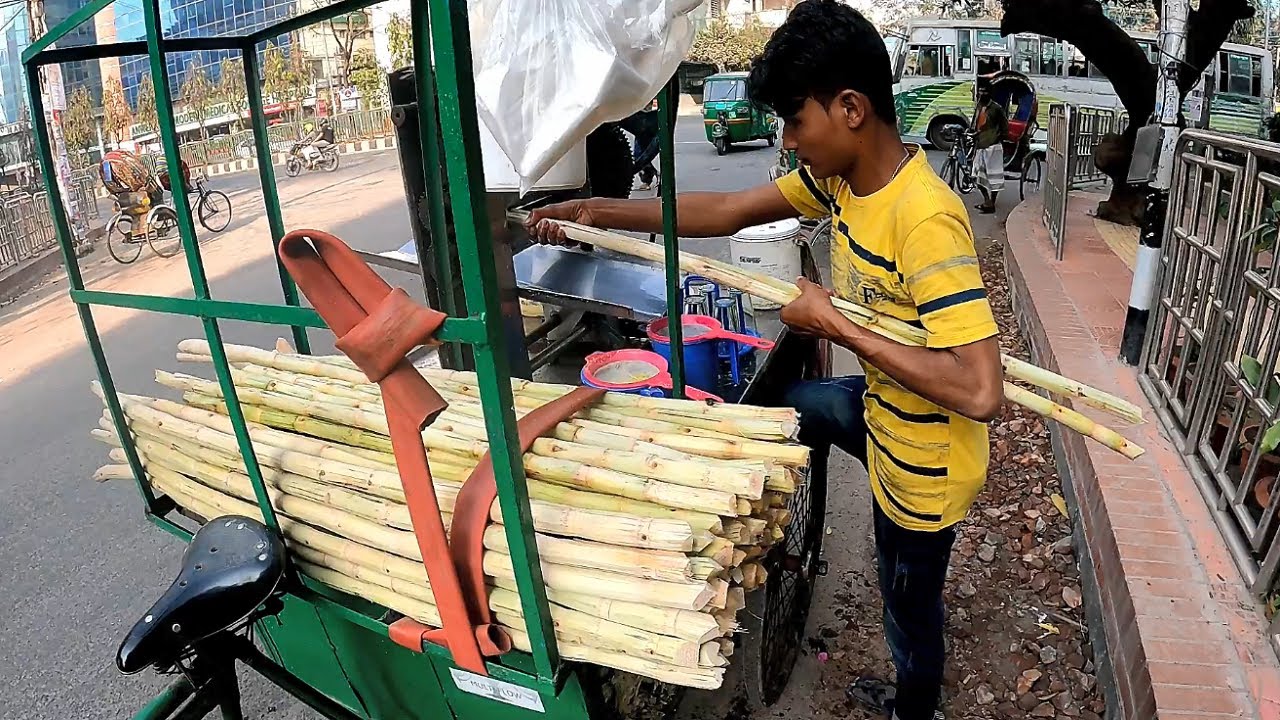SUGARCANE JUICE: Summer Special Street Food Akher Rosh, Making By ...