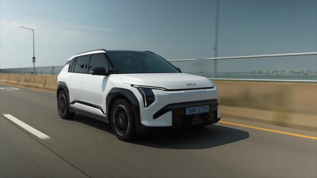 Kia EV3 'GT-Line' in White Pearl Driving Video - YouTube