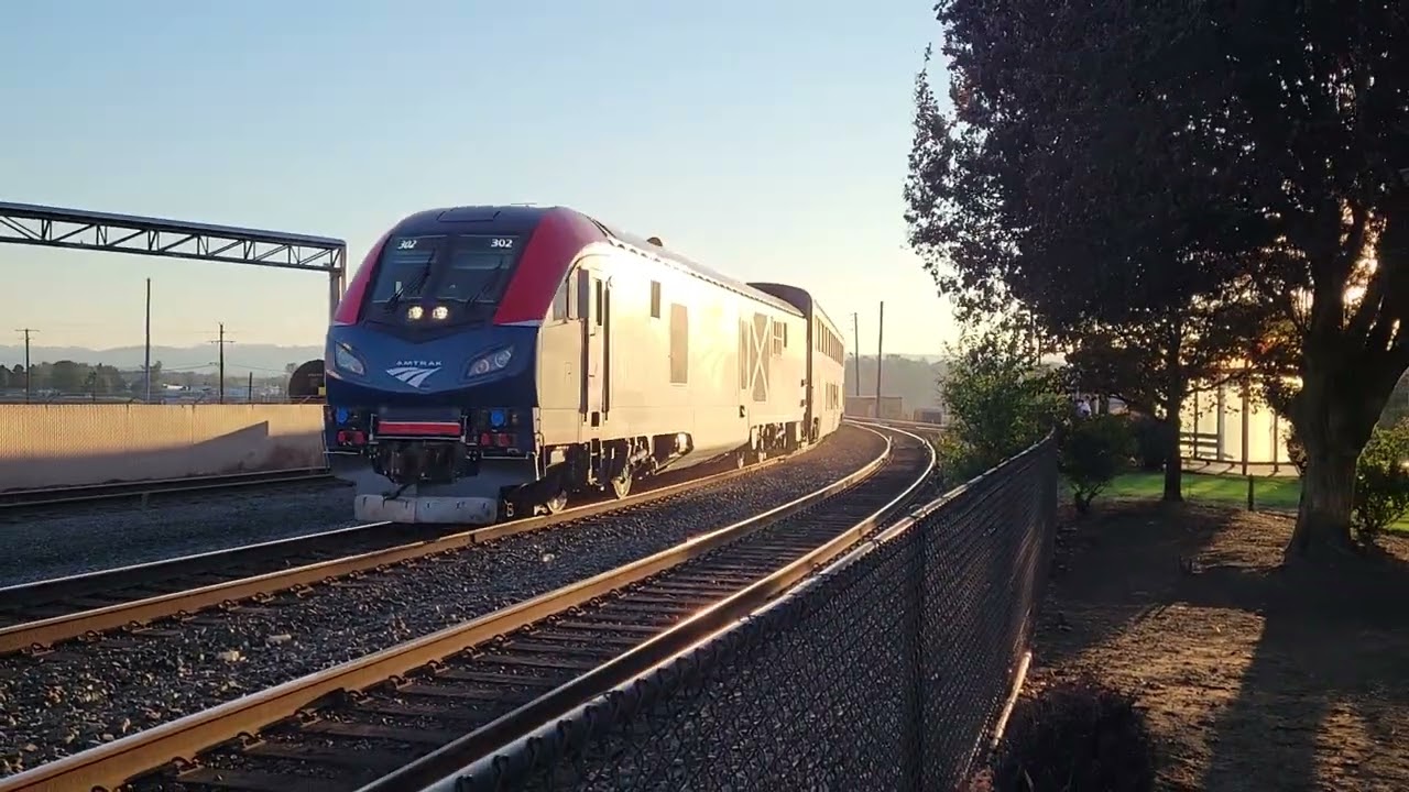 Amtrak ALC-42 #302 Pulls Amtrak #28 into Vancouver, WA 10/15/22 - YouTube