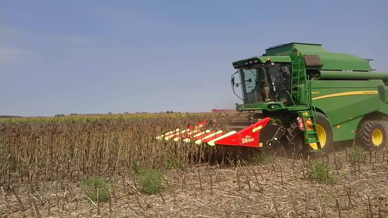 John Deere W440 - YouTube