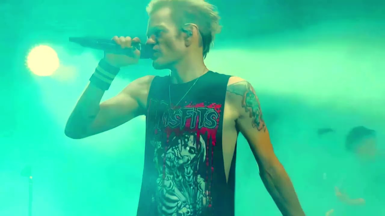 Sum 41 - Still Waiting [LIVE 2022] - YouTube