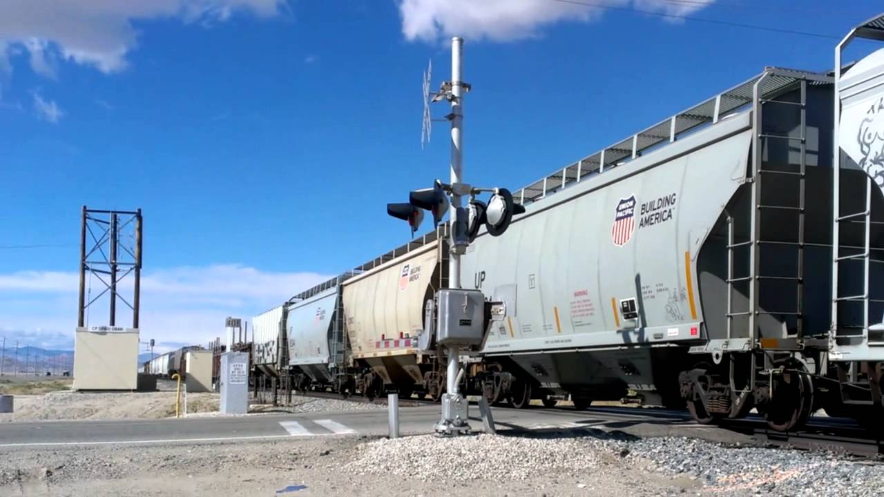 UP 5316 creeps a mixed freight train north over Ave. E in Lancaster, Ca - YouTube