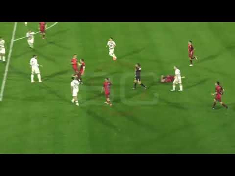 Paredes yere düşen rakibine şut çekti
