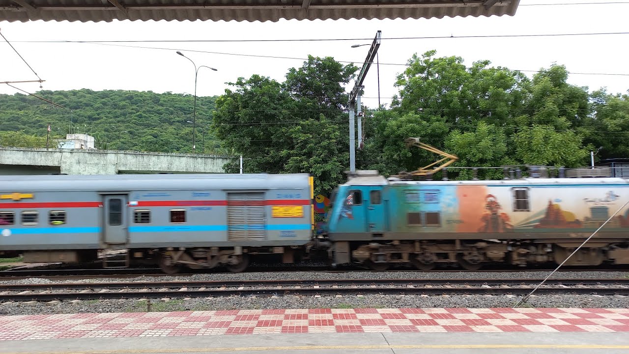 🚈 #22675 Chozhan SF Express Medium Speed Crossing 🚈 @ Vandalur | MS ...