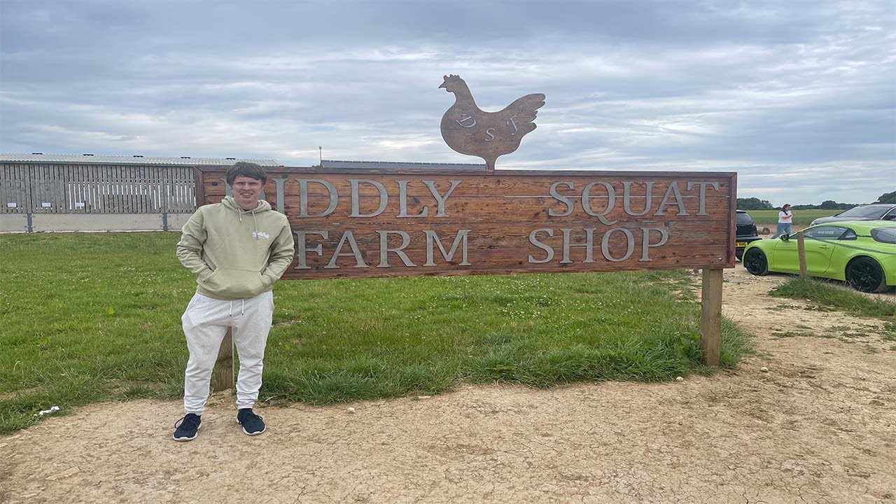 Visiting Diddly squat farm #clarksonsfarm - YouTube
