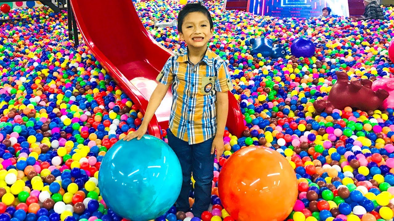 Kevin Toys Juega y se Divierte en el PARQUE DE BOLAS DE COLORES ...
