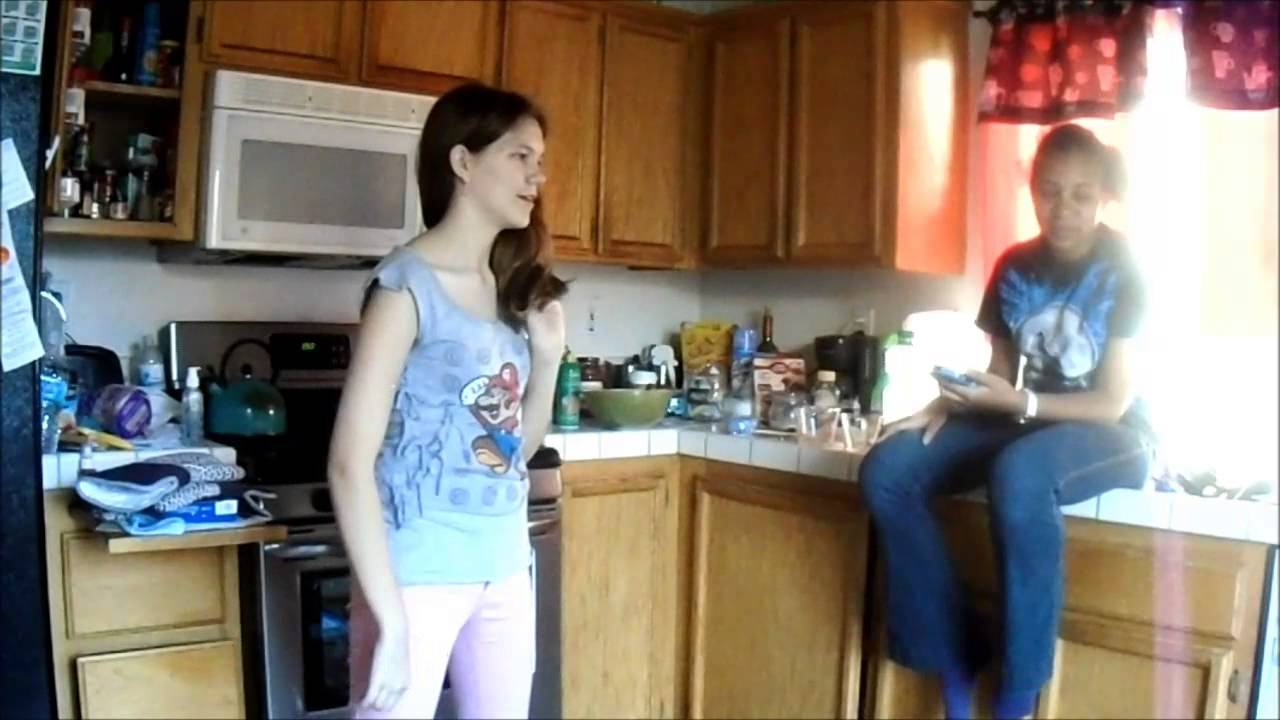 2 Girls Making Cupcakes Youtube