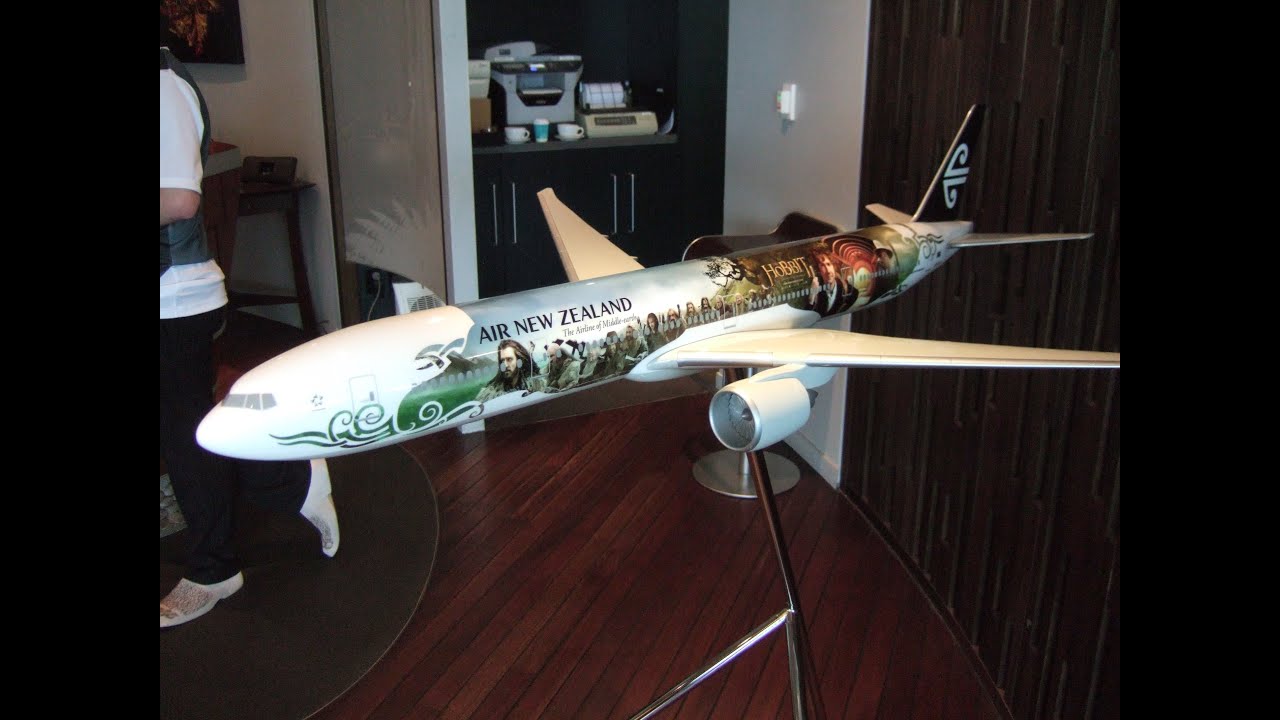 Hobbit Premiere - Air New Zealand Hobbit Plane (777-300) Flyover - YouTube