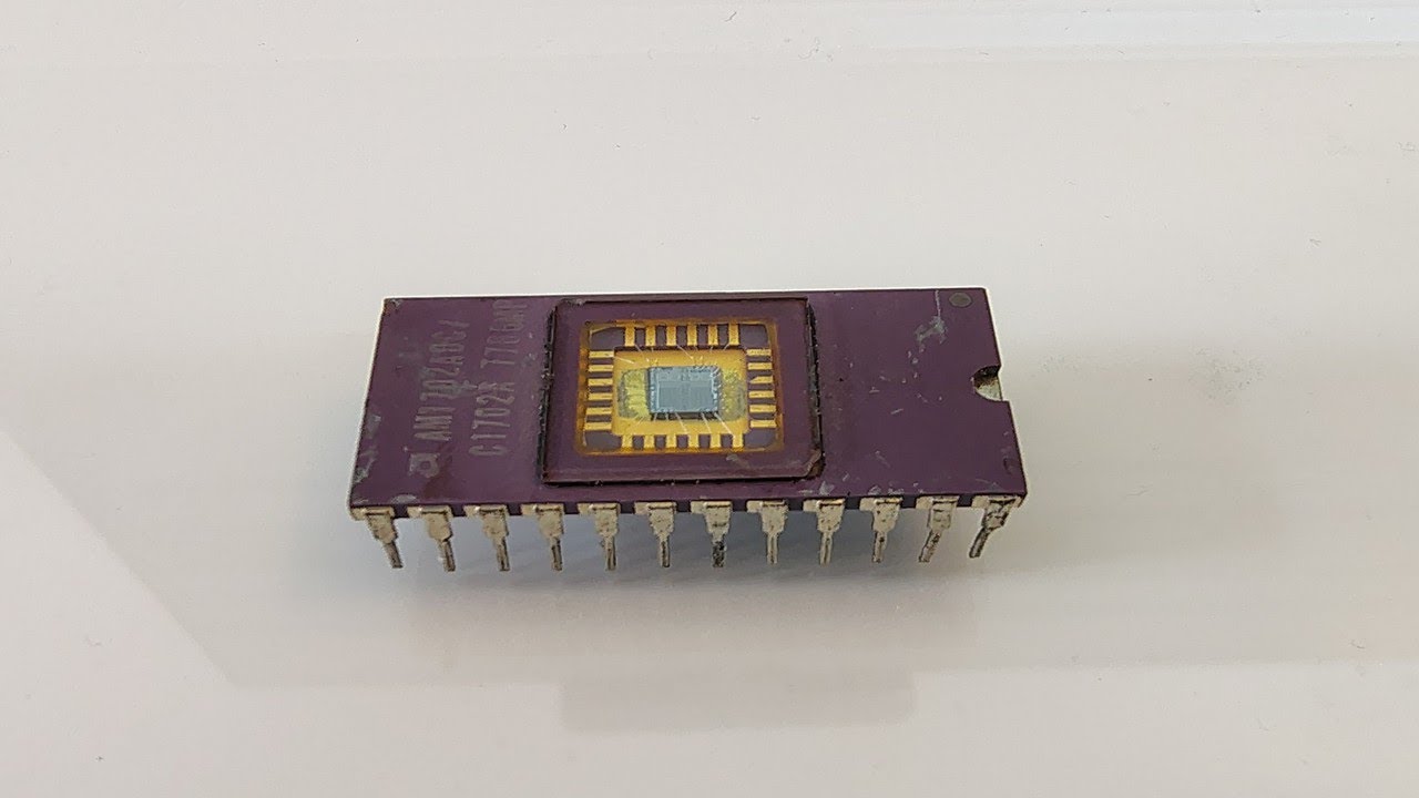 Mostrando un chip ROM de 256 Bytes que dio vida al Intel 4004, primer ...