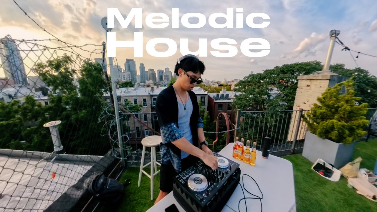 Melodic Techno & Progressive House on a Brooklyn Rooftop | DJ DEL - YouTube