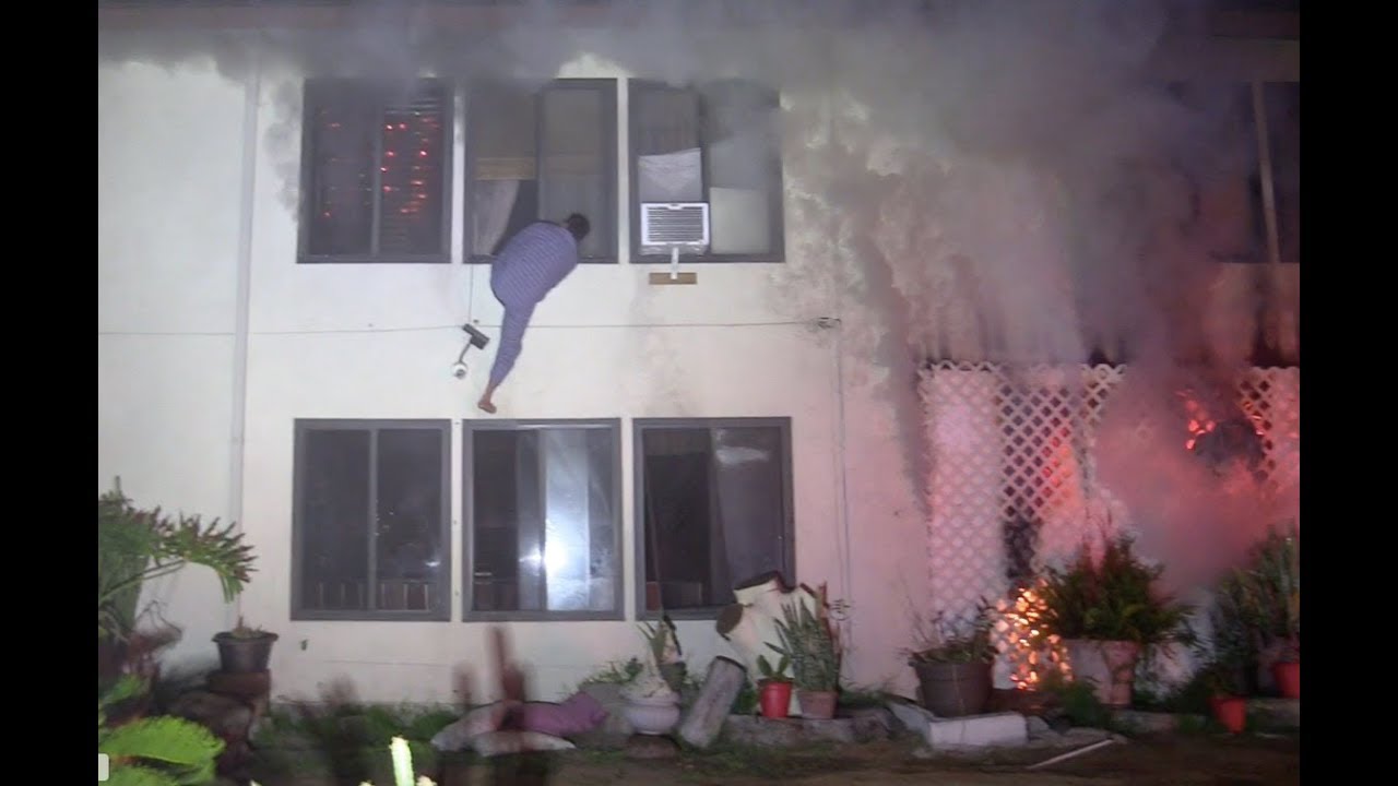 MAN JUMPS FROM EARLY MORNING APARTMENT FIRE - YouTube