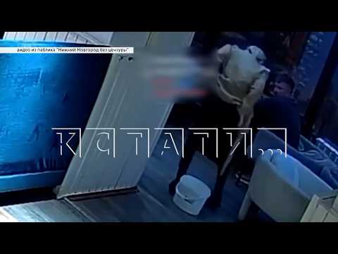 Посетительница кафе, в знак протеста, сходила по большому в центре зала