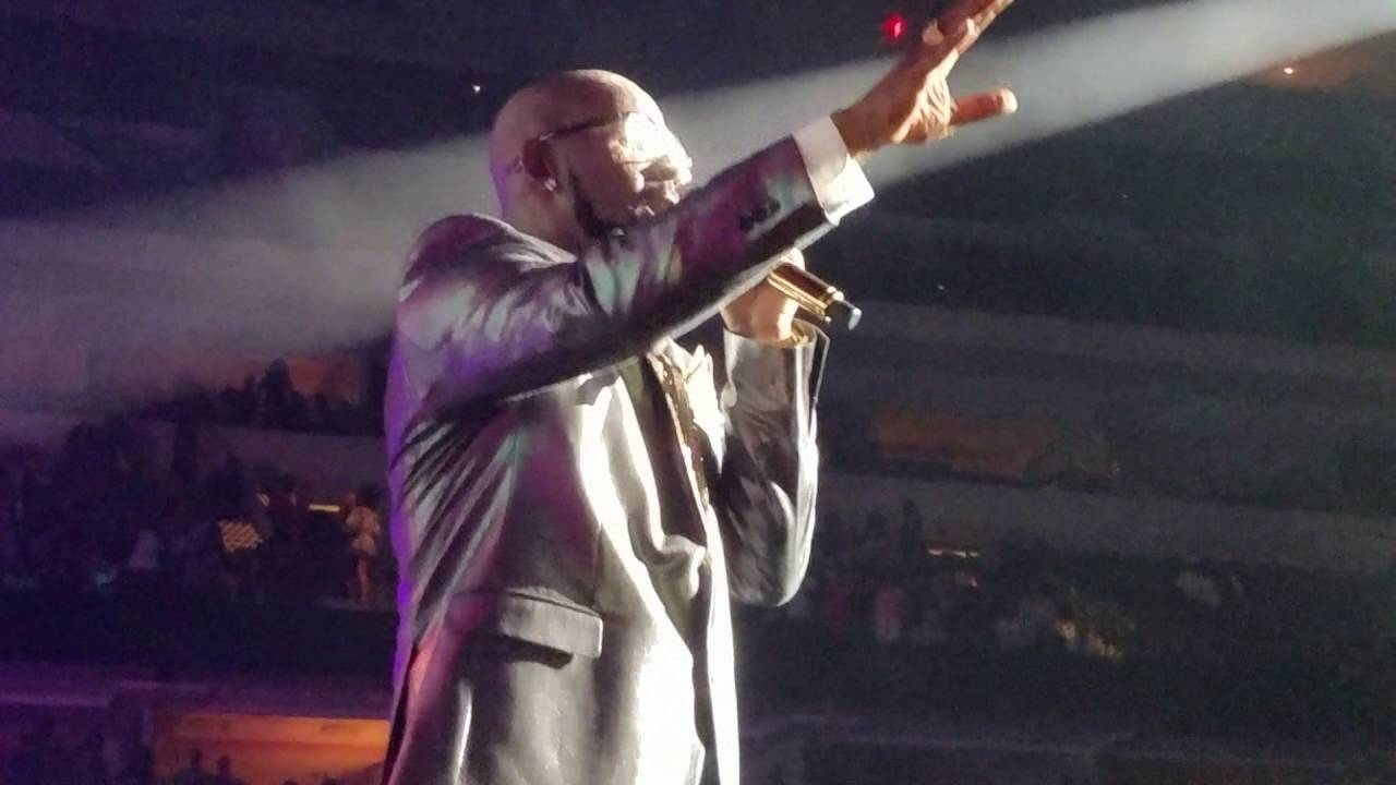 Happy People - R. Kelly (The Buffet Tour 2016) - YouTube