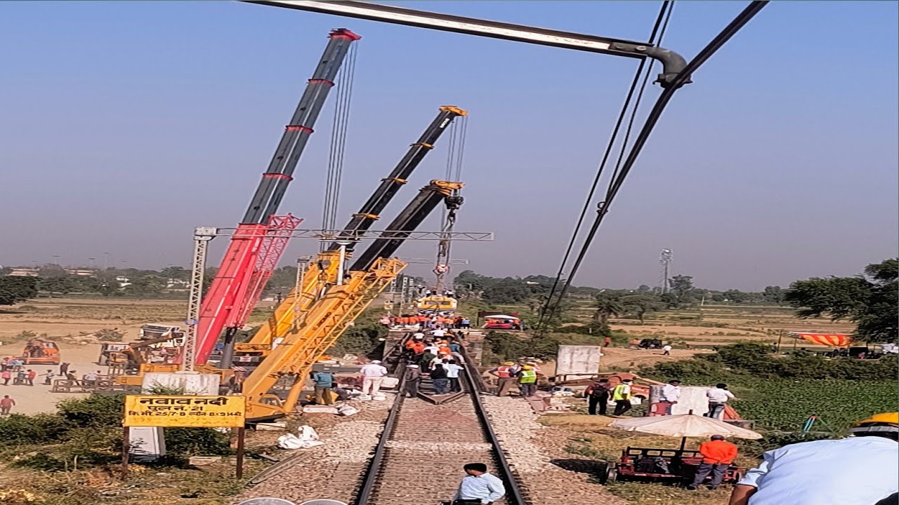 CRANES WORK FOR RAILWAY BRIDGE MAINTENANCE - YouTube
