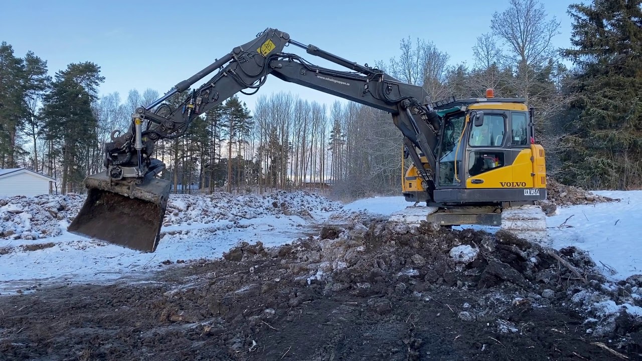 Köp Grävmaskin Volvo ECR145CL med tiltrotaror och planeringsskopa på ...
