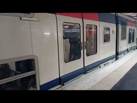 beaucoup de trafic en gare de nation sur le RER A (un train toute les ...