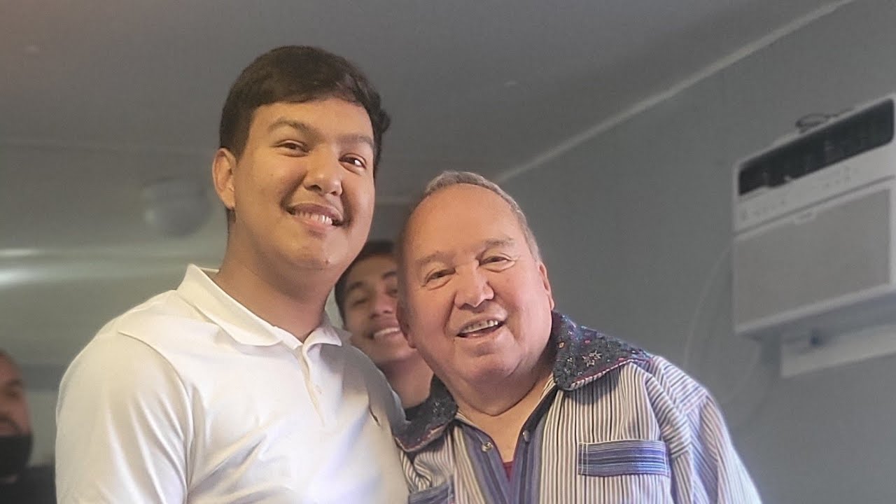 Cantando en casa de tio Romulo - YouTube