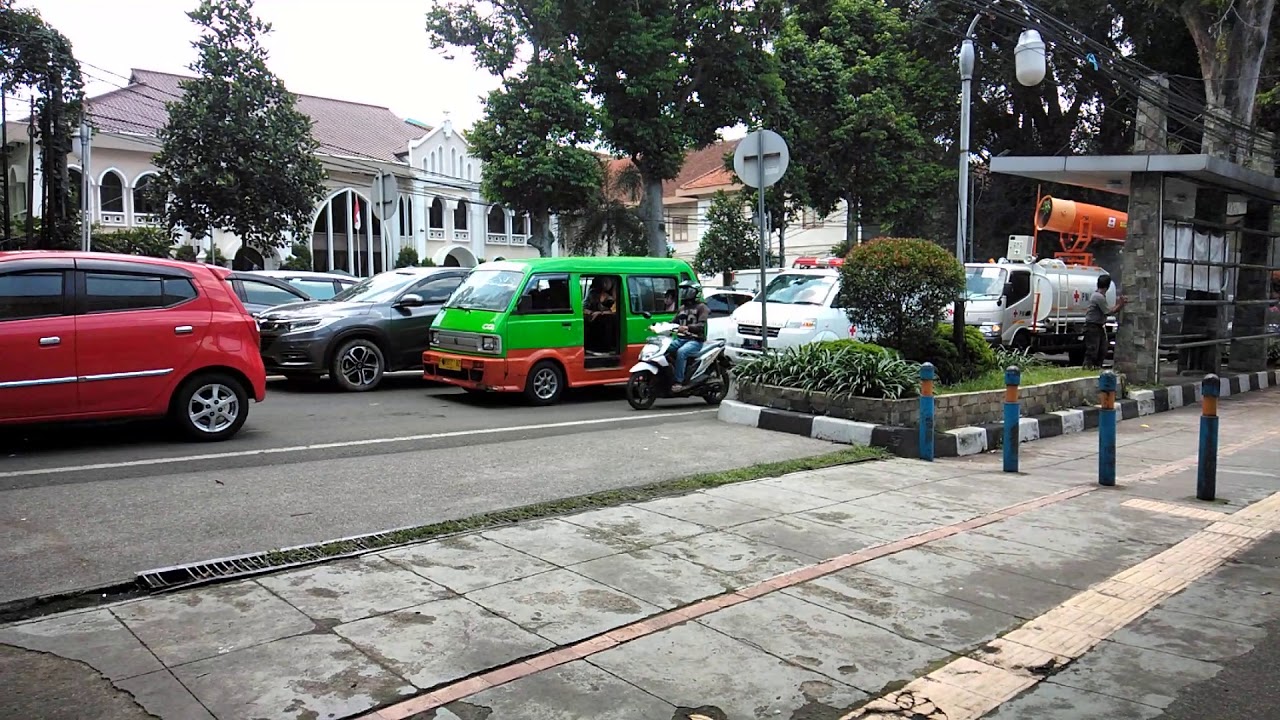 Mobil PMI semprot Disinfektan ditengah Kemacetan di Kota Bogor - YouTube
