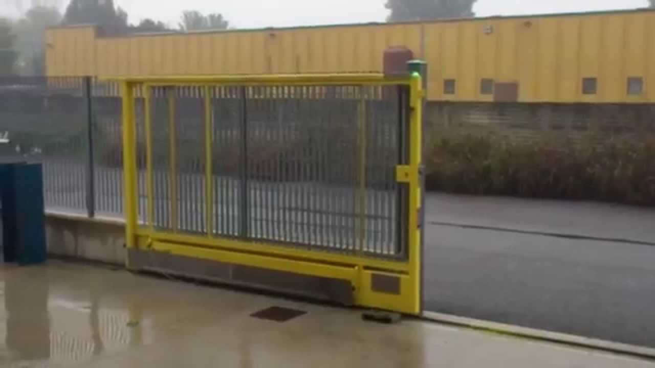 Telescopic Gate running on single Track - YouTube