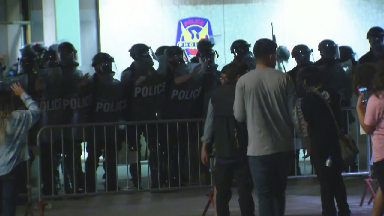 Massive crowd of protesters surround Phoenix Police Headquarters - YouTube
