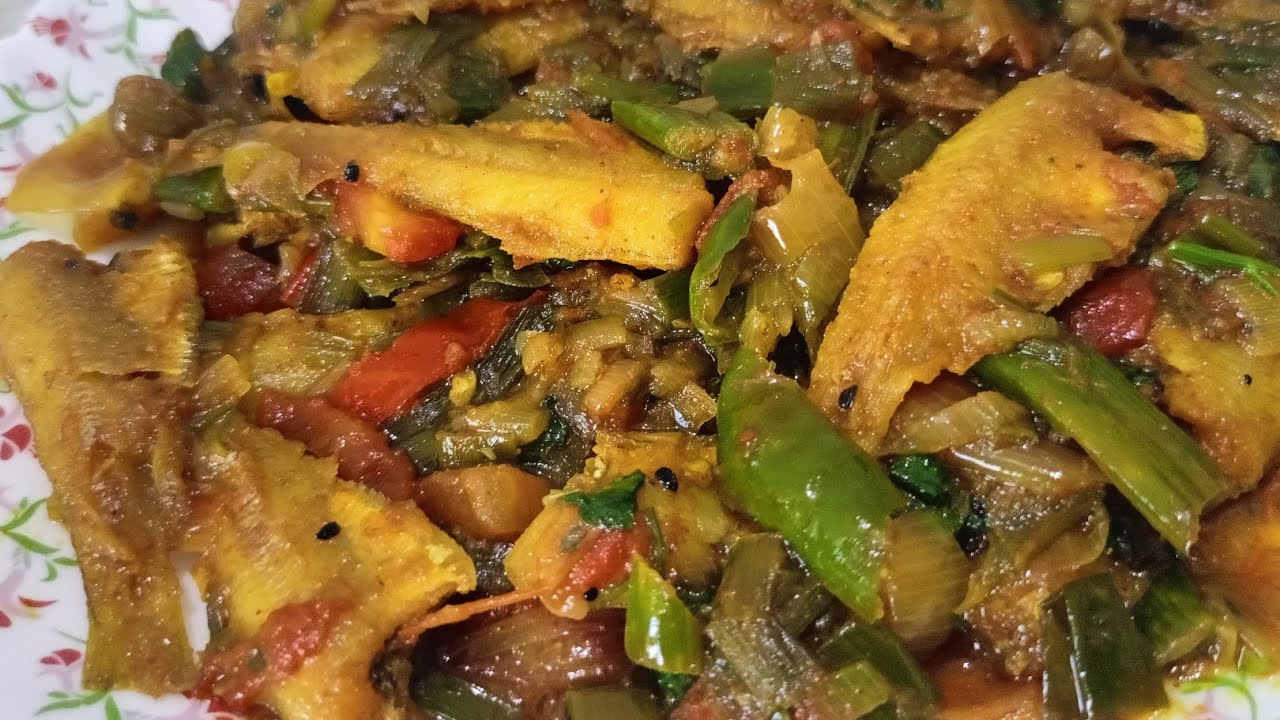 পেঁয়াজ পাতা দিয়ে আমুদি মাছের ঝাল রেসিপি ll Peyaj Pata Diya Amudi ...