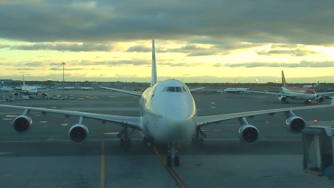 Boeing 747-400 Arriving at The Gate Terminal 4 JFK - YouTube