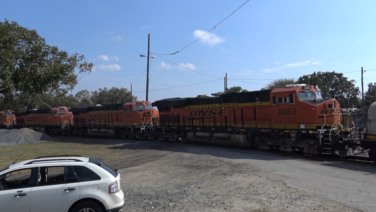 BNSF 4588 East to North at Flatonia, TX 11/5/16 - YouTube
