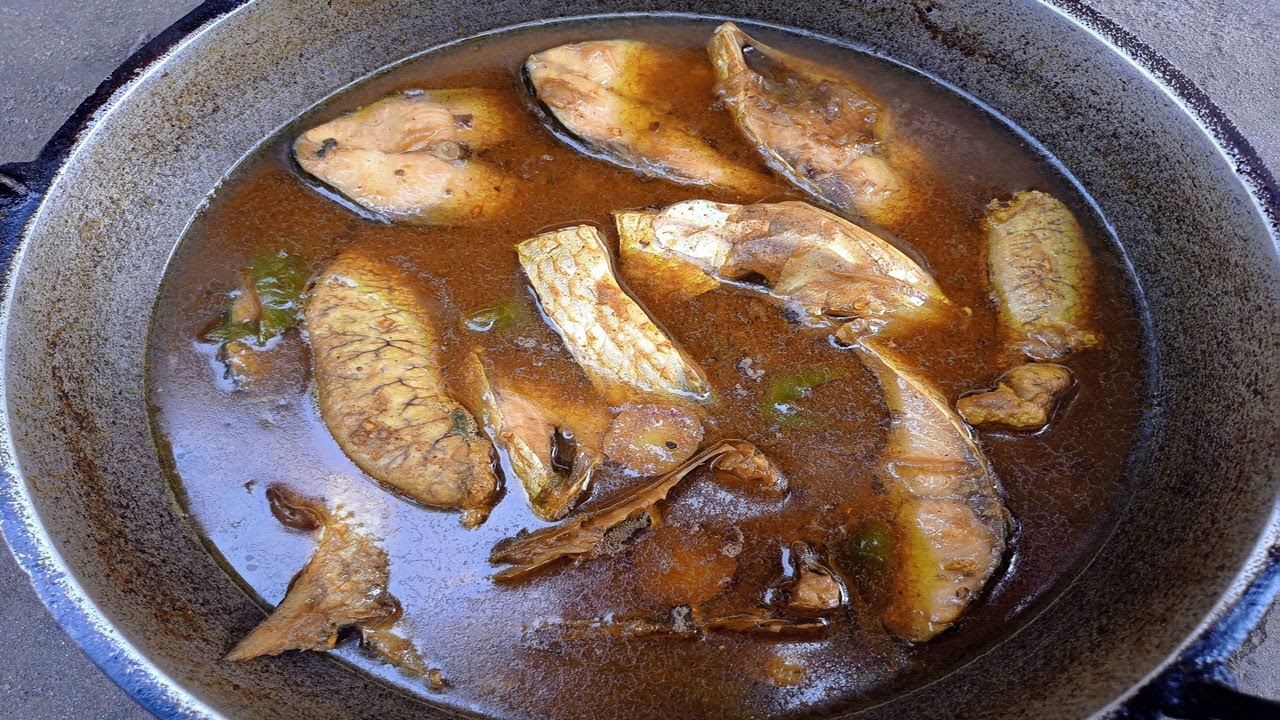 ইলিশের ঝোল || Simple Hilsha Fish Recipe || हिलसा फिश करी || Traditional ...