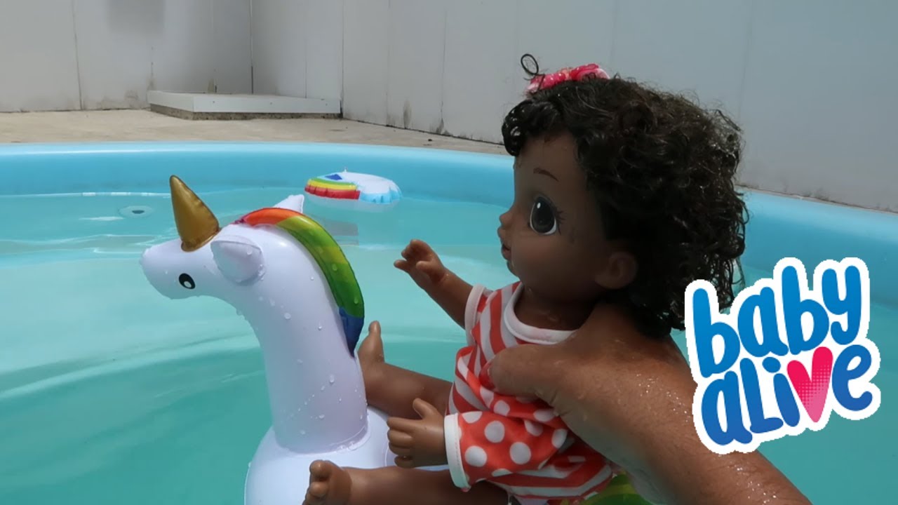 BABY ALIVE BRINCANDO NA PISCINA COM A FAMÍLIA - YouTube