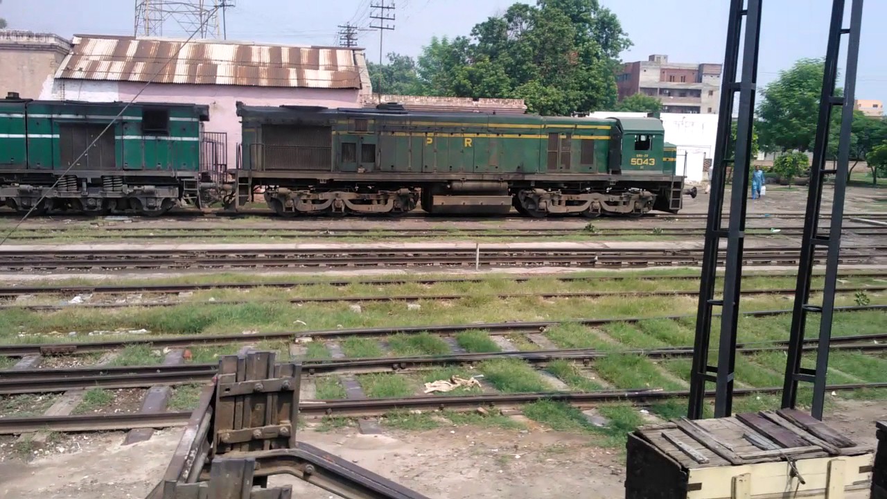 Pakistan Railways:7up Tezgam Express departing Multan Cantt - YouTube