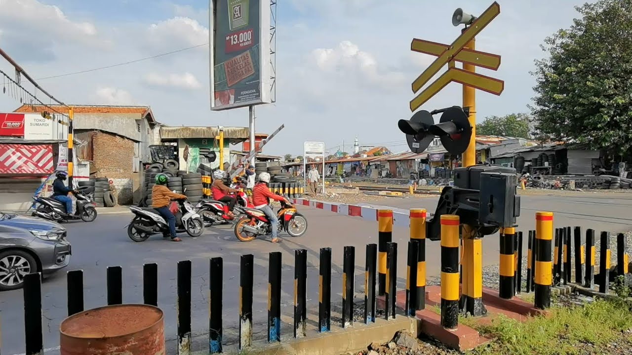 Perlintasan Kereta Api Stasiun Semut Surabaya Kota (Januari 2021) - YouTube