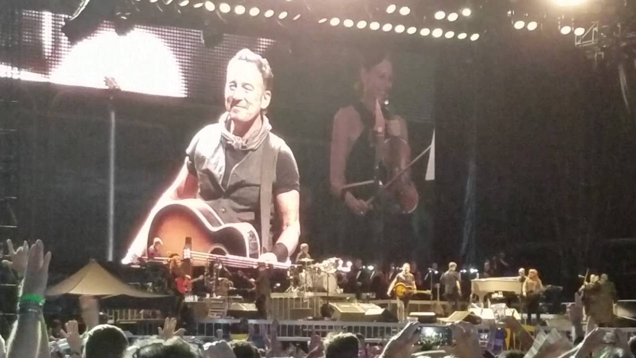 BRUCE SPRINGSTEEN WALKS OUT ON STAGE AT METLIFE STADIUM NIGHT 1 8/23 ...