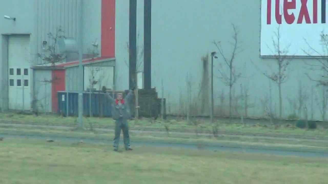 Jeffrey als Hovenier bij Flexiforce - YouTube